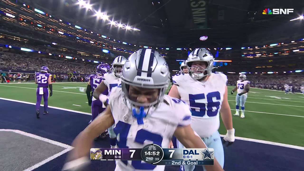 Malik Davis bulldozes into the endzone to retake lead over Vikings 13-7