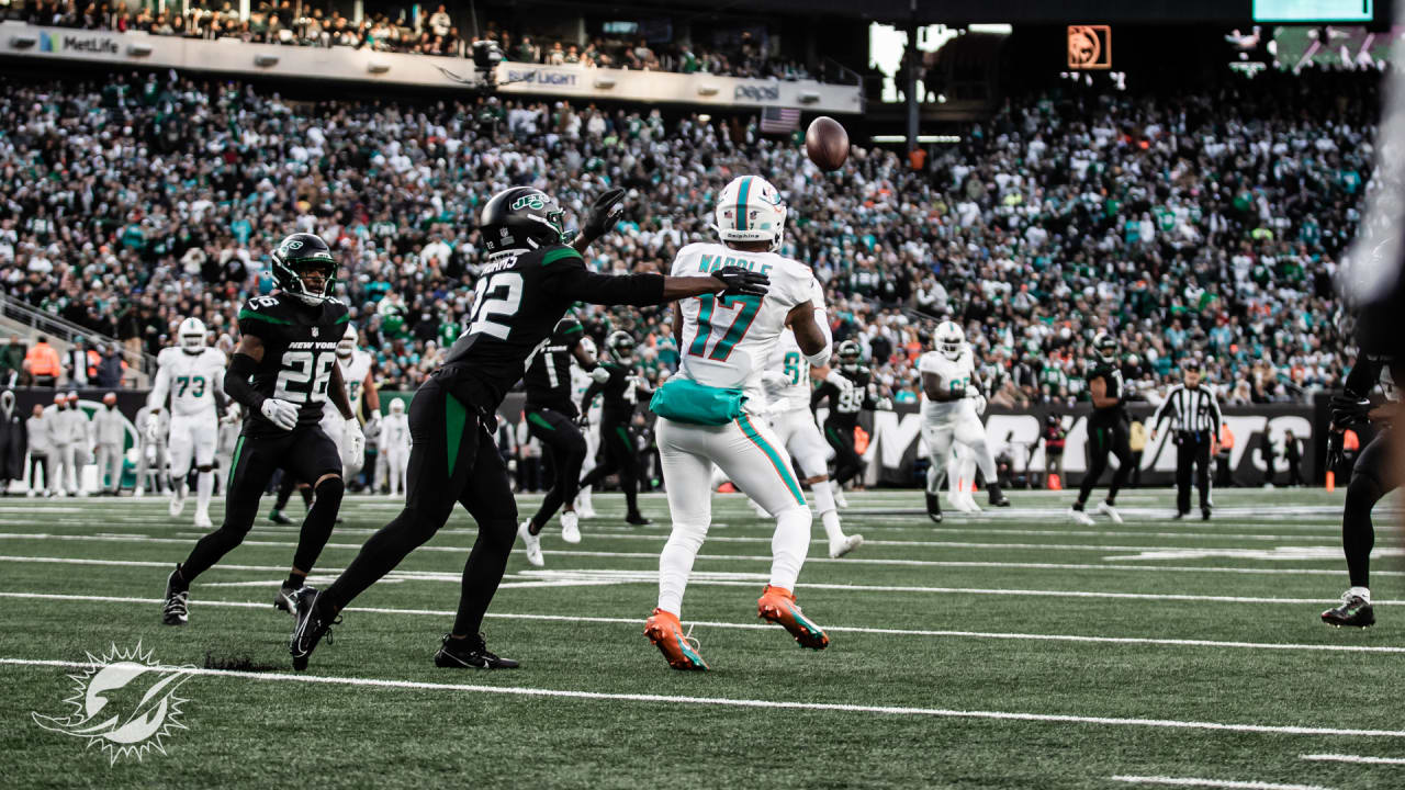 Tua Tagovailoa Completes 20-Yard Pass to Jaylen Waddle Into Very Tight ...