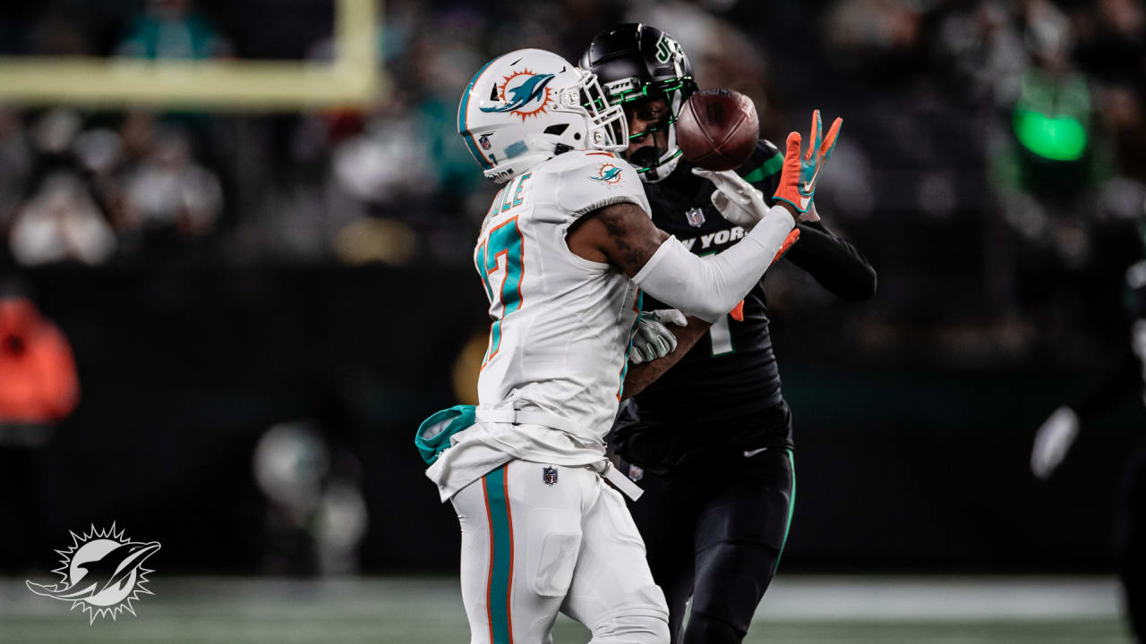 Jaylen Waddle Races by Sauce Gardner for 33-Yard Catch