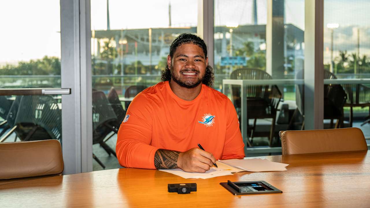 Dolphins Sign Savaiinaea