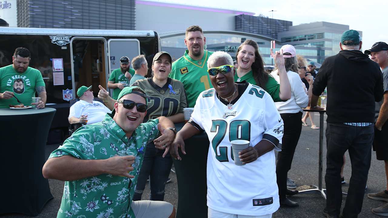 Photo Gallery: Eagles fans come early, stay late for season-opening win ...