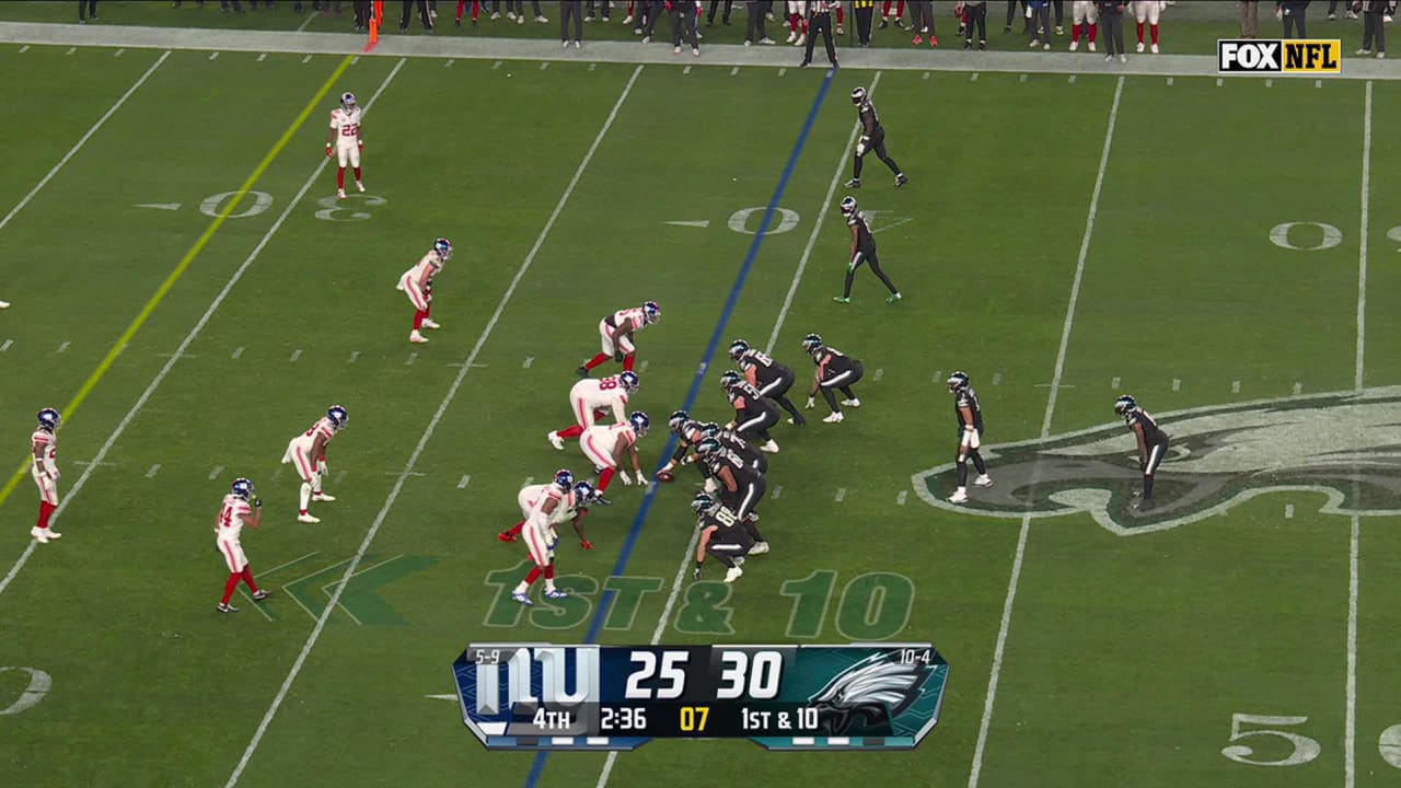 Highlight: D'Andre Swift reverses his field and picks up a block from Jalen Hurts on 12-yard rush