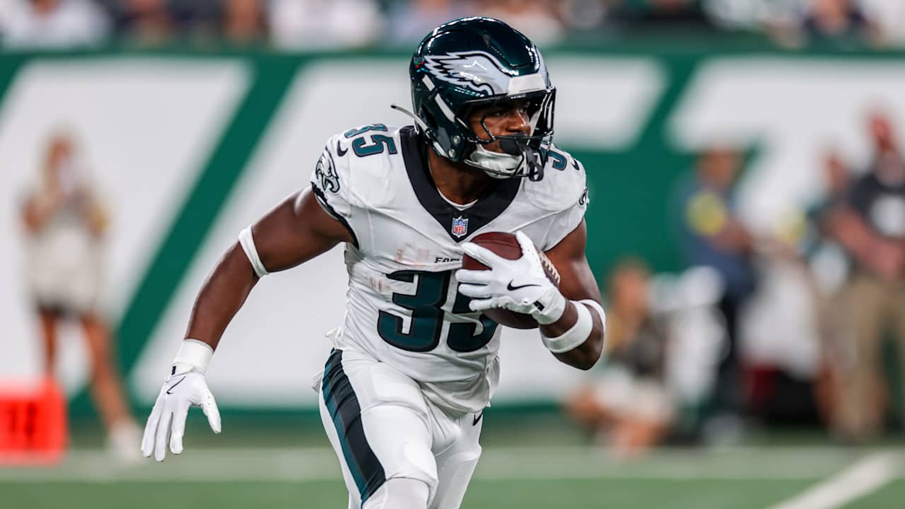 Highlight: Keilan Robinson's jump cut pays dividends on 12-yard gain