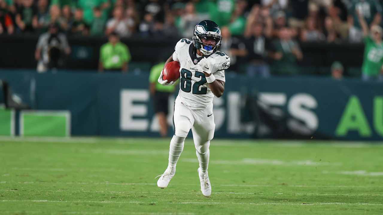 Highlight: Ainias Smith' 46-yard punt return ignites Eagles' crowd