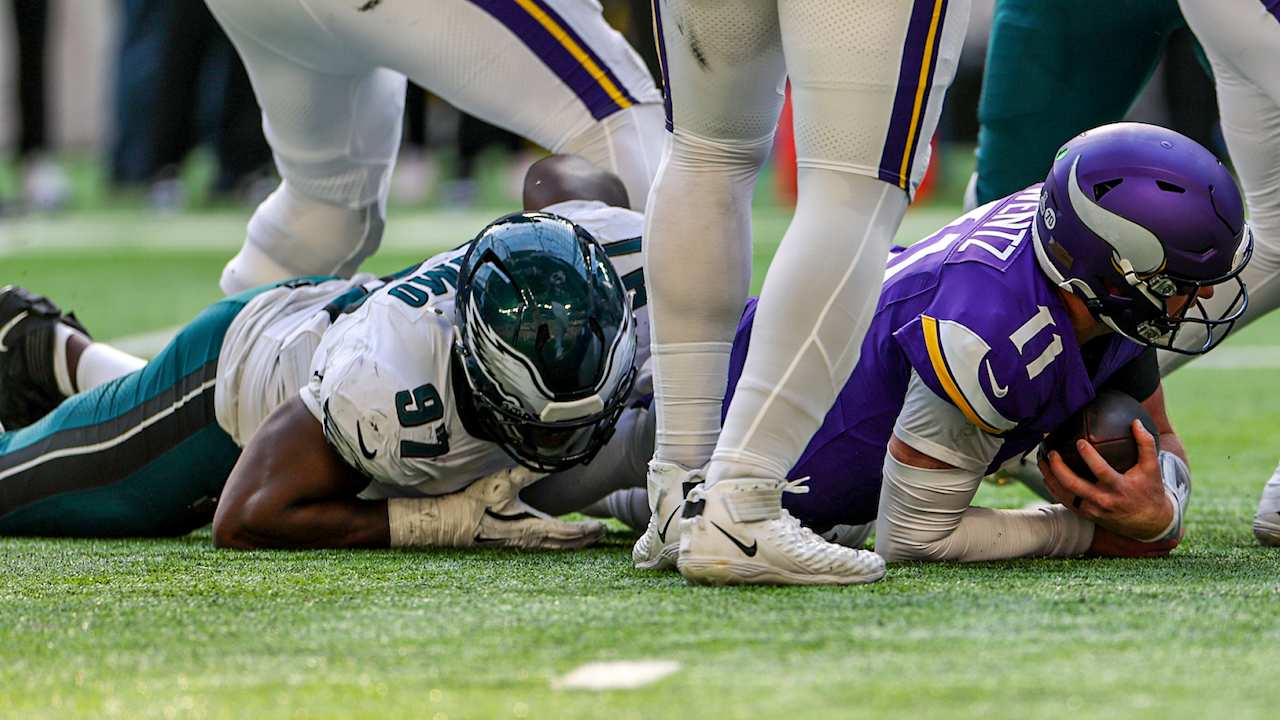 Highlight: Moro Ojomo gets a third-down sack for the Eagles
