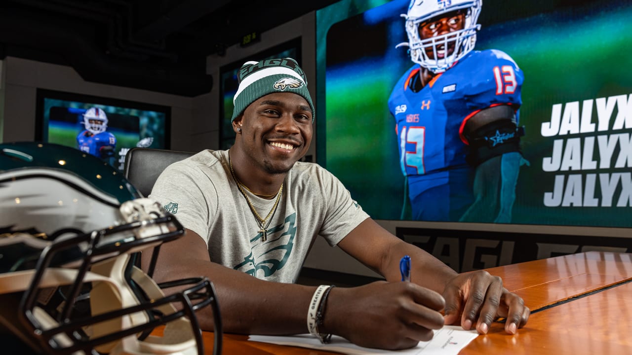 Jalyx Hunt signs his rookie contract