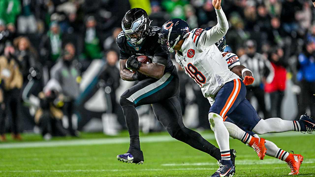 Highlight: Jalyx Hunt tips Caleb Williams' pass to himself for interception