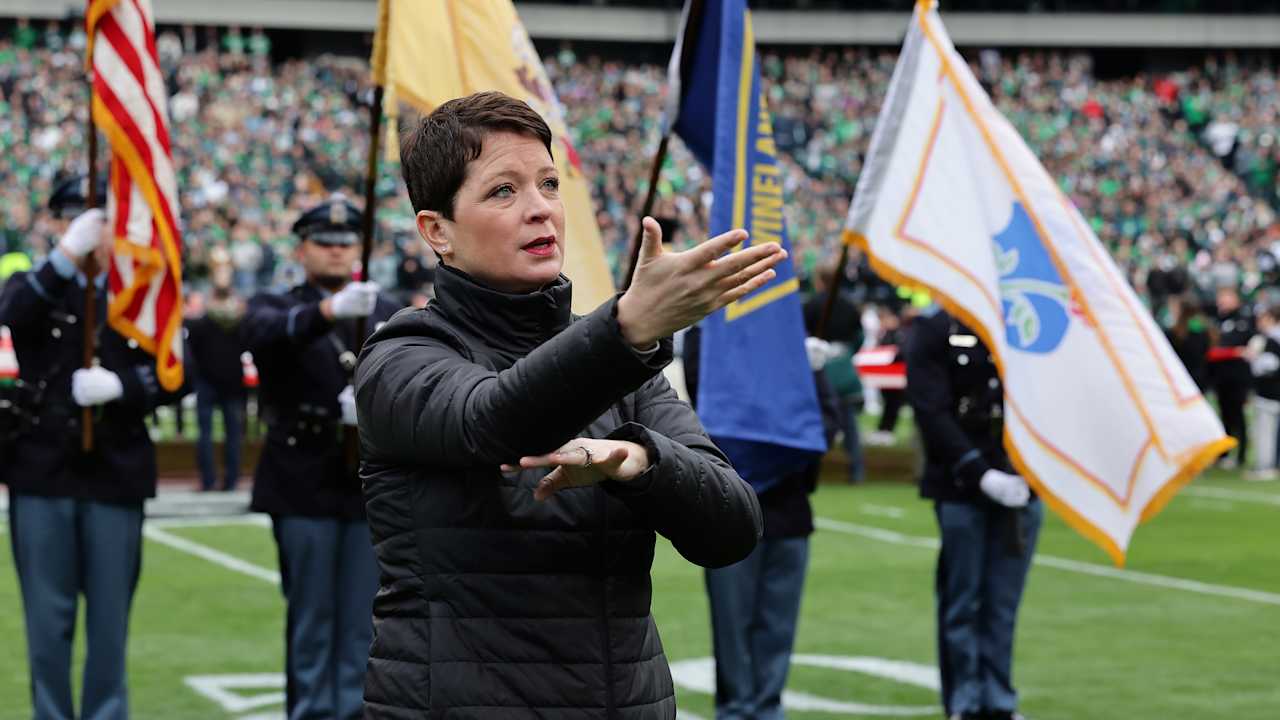 Meet Joy Harris, the Eagles' sign language interpreter | National Deaf ...