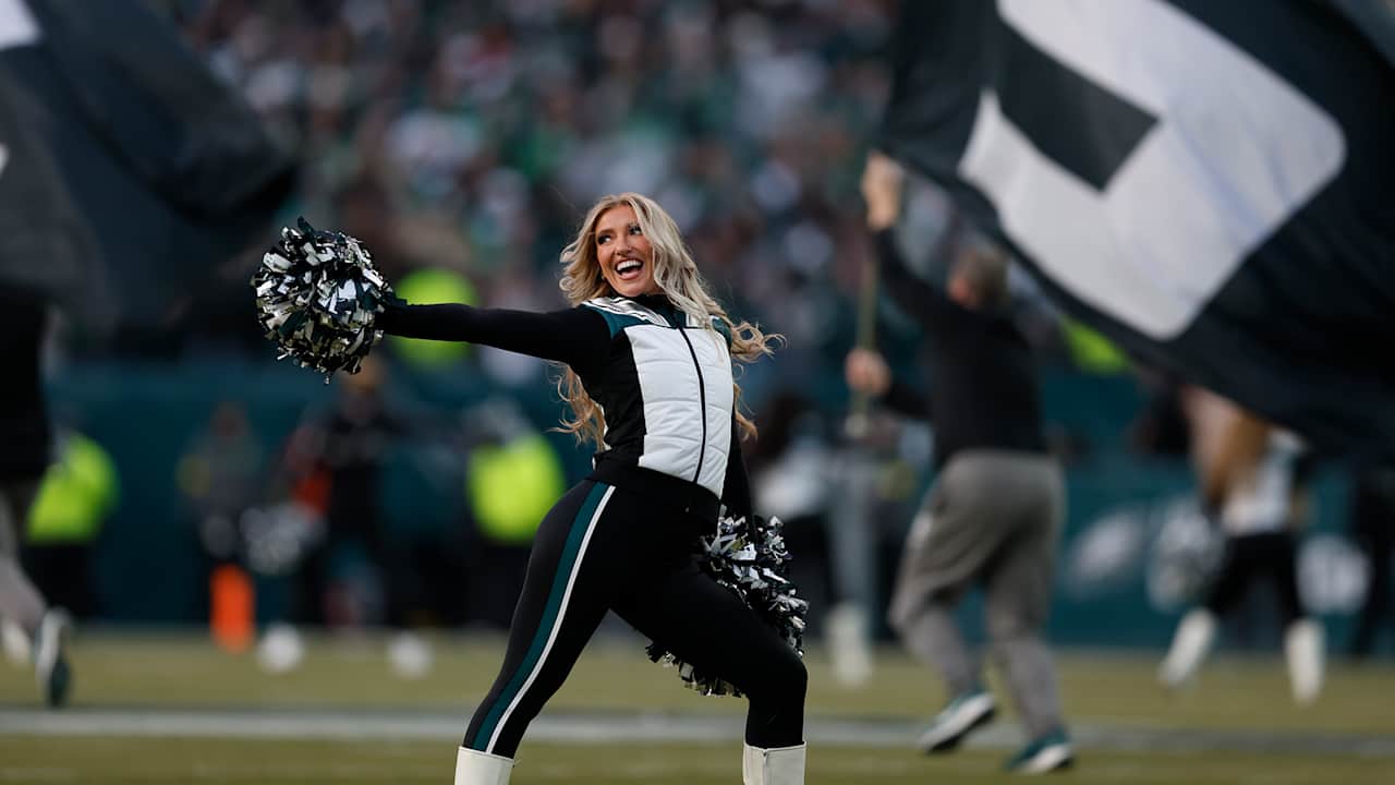 Photo Gallery: Eagles Cheerleaders on Gameday | Wild Card Round