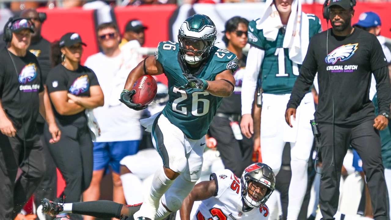 Highlight: Saquon Barkley breaks Bucs' tackle attempt on 27-yard catch ...