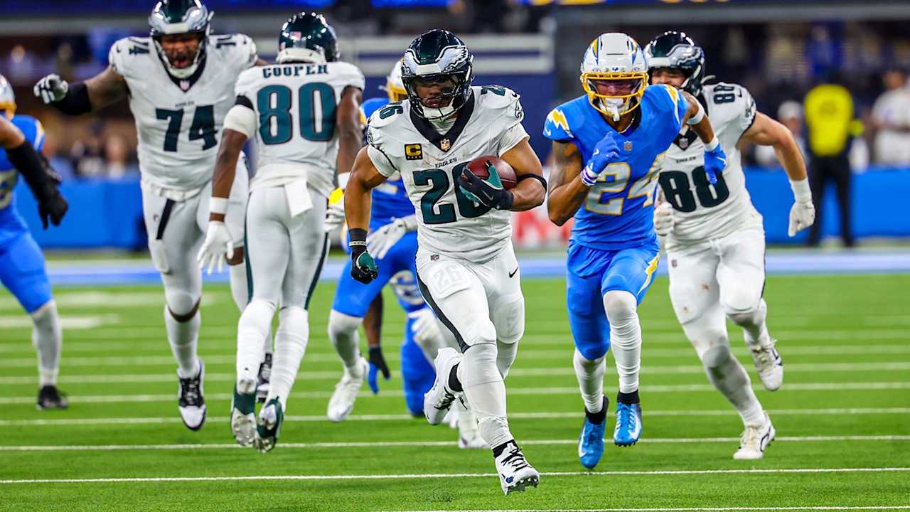 Highlight: Saquon Barkley rushes for a 52-yard touchdown vs. Chargers