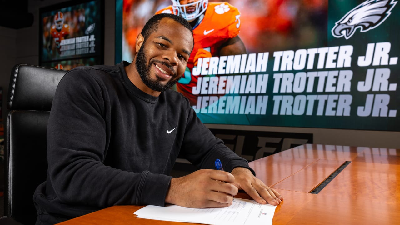 Jeremiah Trotter Jr. Signs his rookie contract