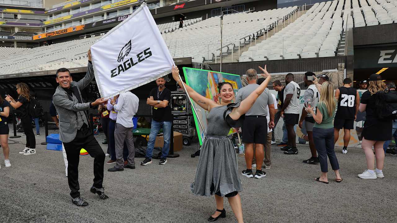 Photo Gallery: Eagles engage with fans in Brazil