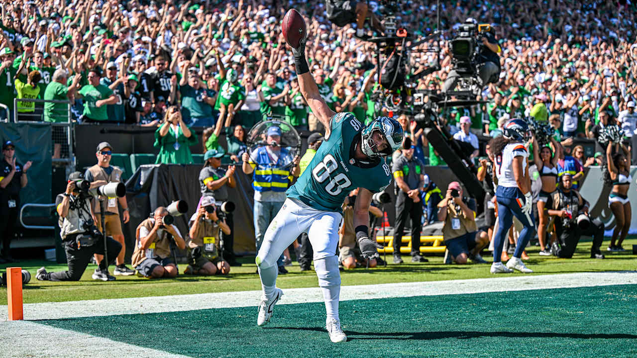 Highlight: Dallas Goedert catches 2-yard TD pass vs. Broncos