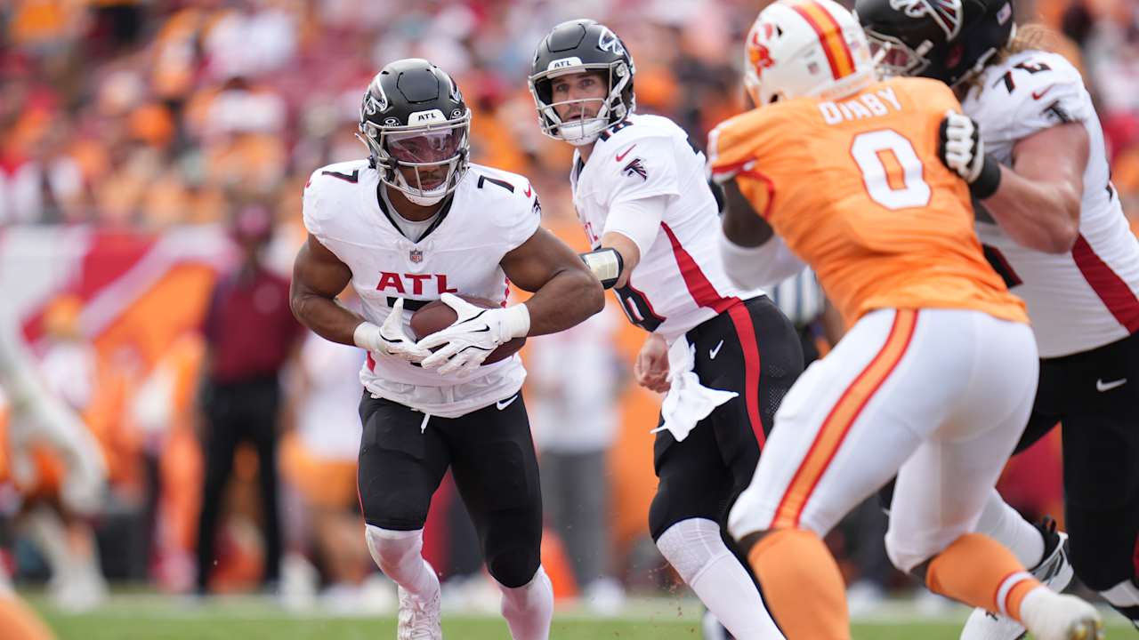 Bijan Robinson evades Bucs' defender on 10-yard RB swing pass to give ...