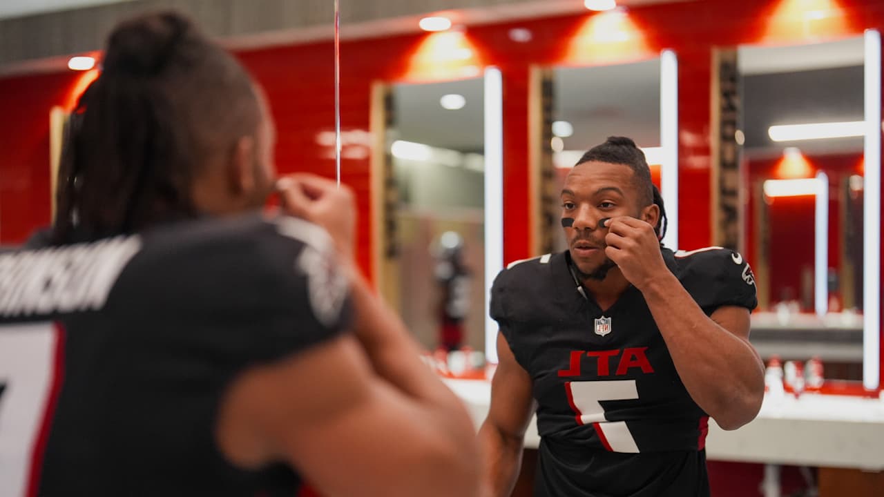 Inside the Locker Room | Week 13 Falcons vs Chargers