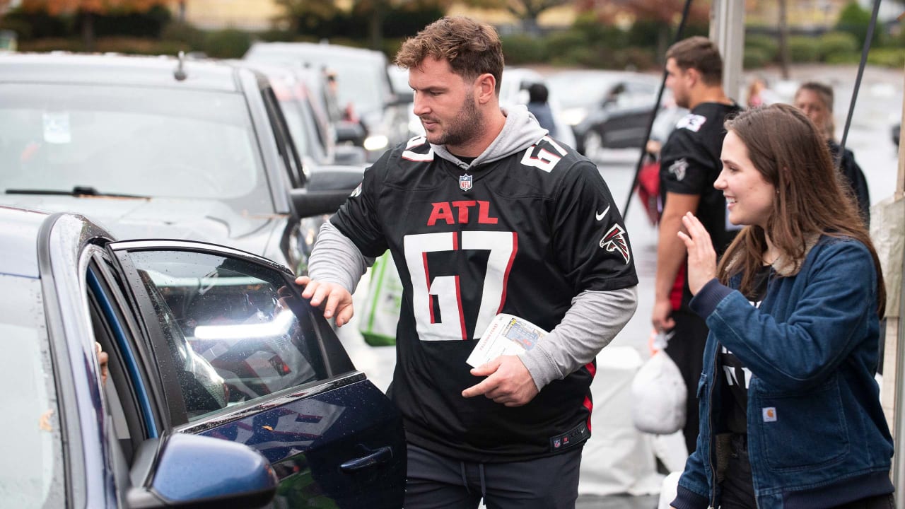 Players pass out turkeys, Thanksgiving fixings at Falcons Feast