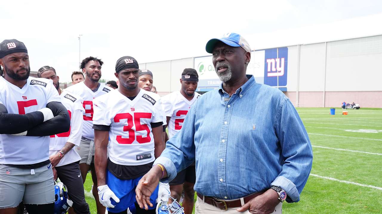 Ottis Anderson speaks to the Giants during OTAs