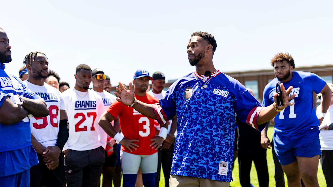 Victor Cruz speaks to the Giants after practice