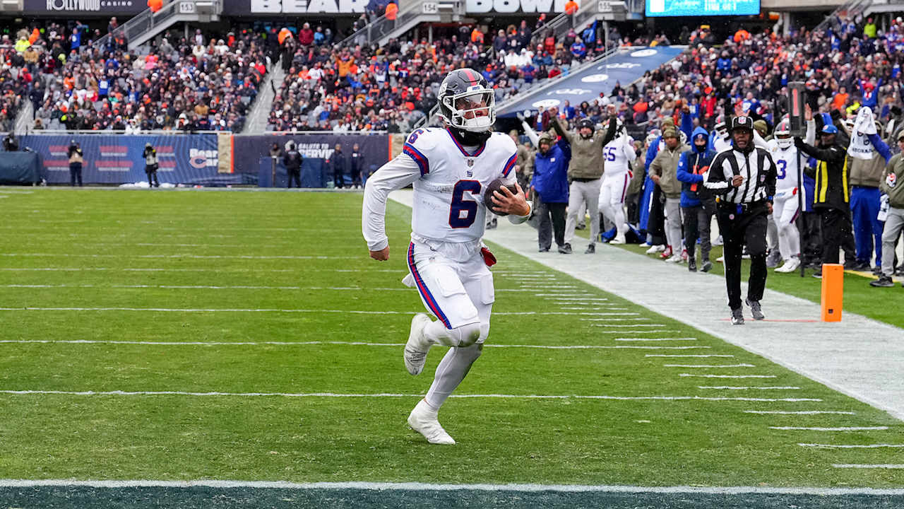 Jaxson Dart scores 2nd TD of game on 24-yard run | Giants vs. Bears ...