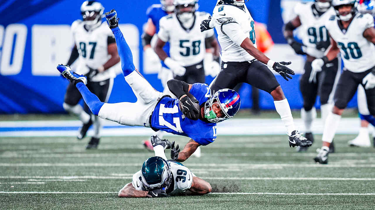 Jaxson Dart finds Wan'Dale Robinson for 15-yard gain | Giants vs ...