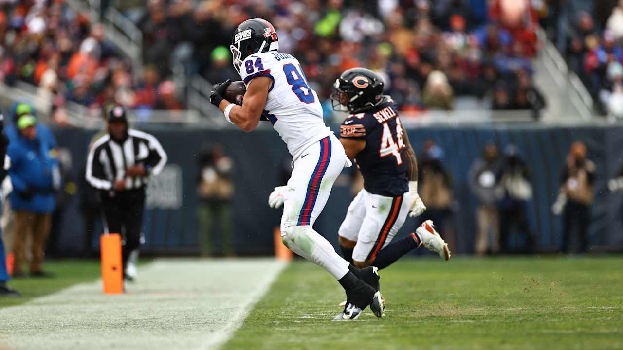 Jaxson Dart finds Theo Johnson near sideline for big gain | Giants vs ...