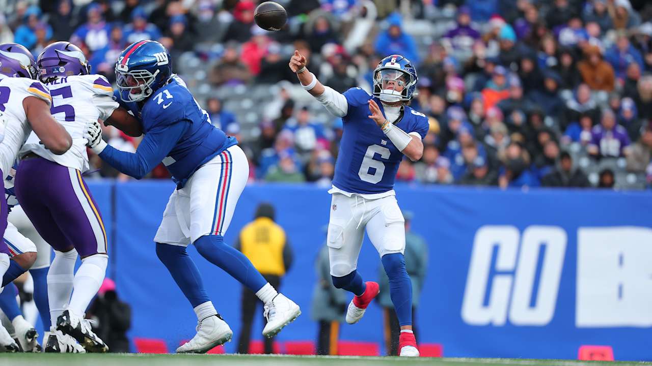 Jaxson Dart hits Wan'Dale Robinson for 14-yard gain | Giants vs ...