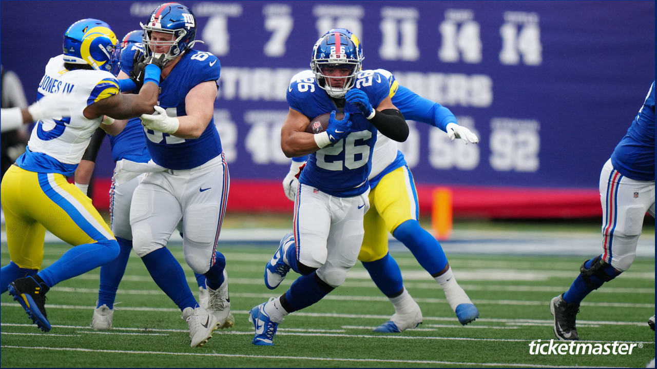 Game Photos: Giants take on Rams