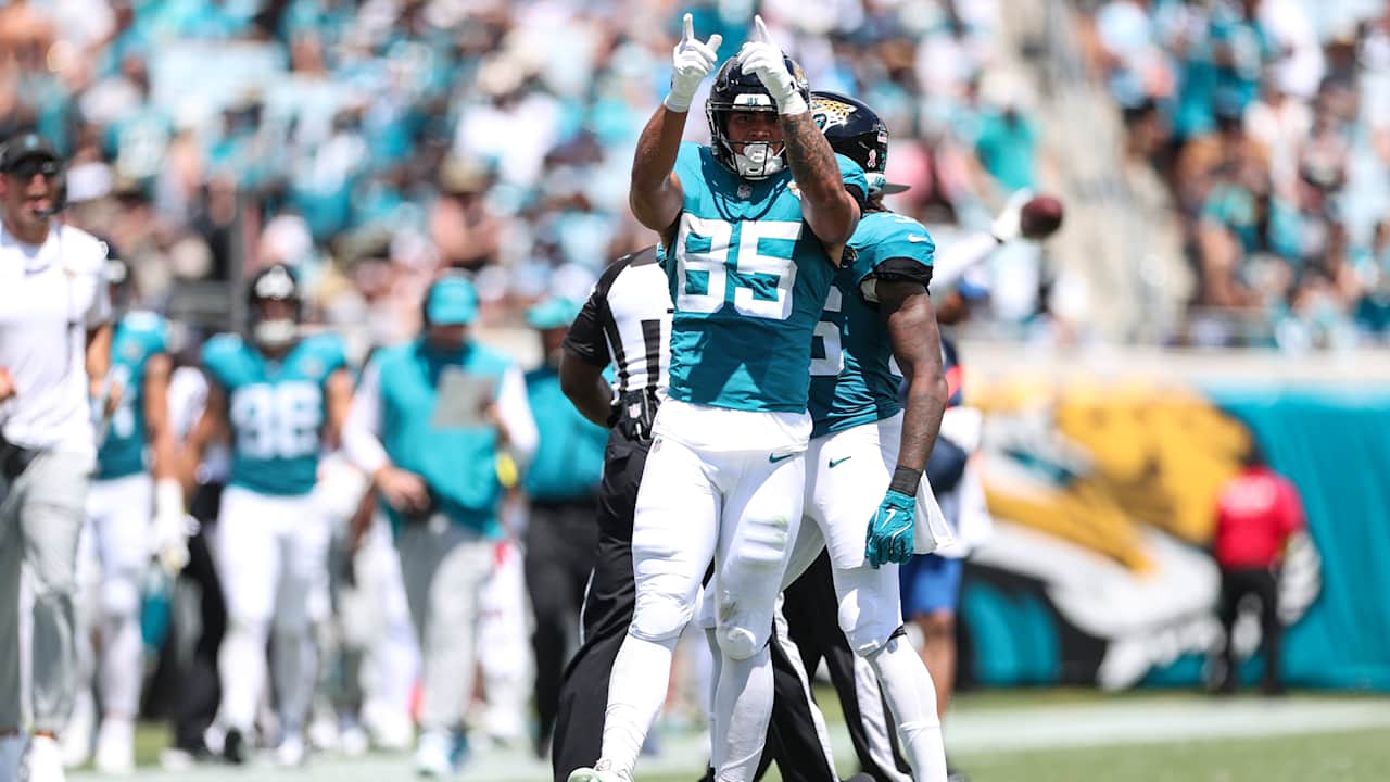 HIGHLIGHT | Brenton Strange Diving Catch | Week 1 Panthers vs. Jaguars - September 7th, 2025 [VIDEO]