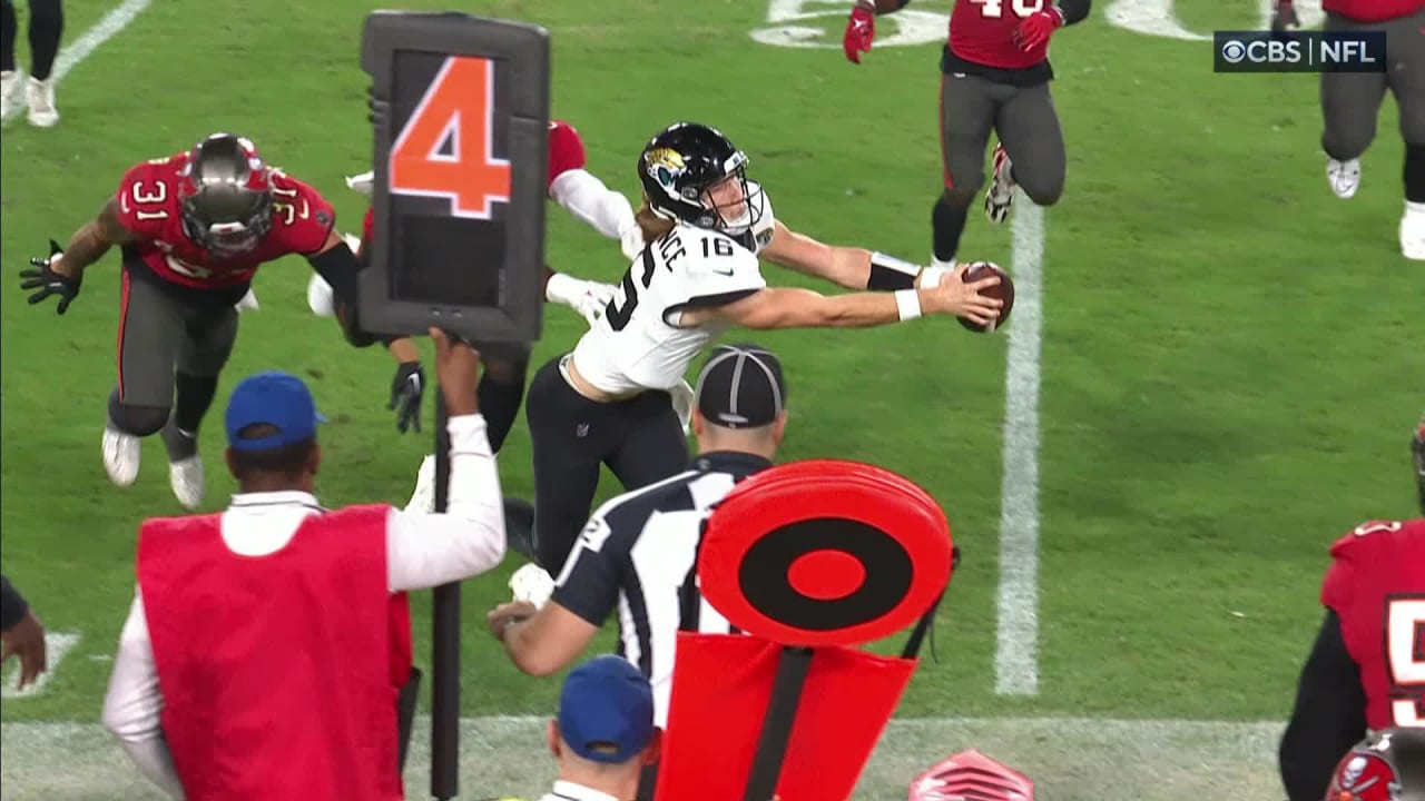 Lawrence Stretches Ball Across Sticks on Fourth-Down Scramble to Sideline