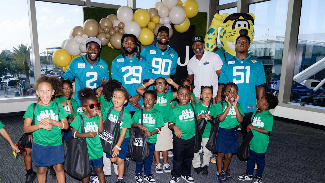 Jaguars Players Join the Fun at Sight for Kids Spooktacular
