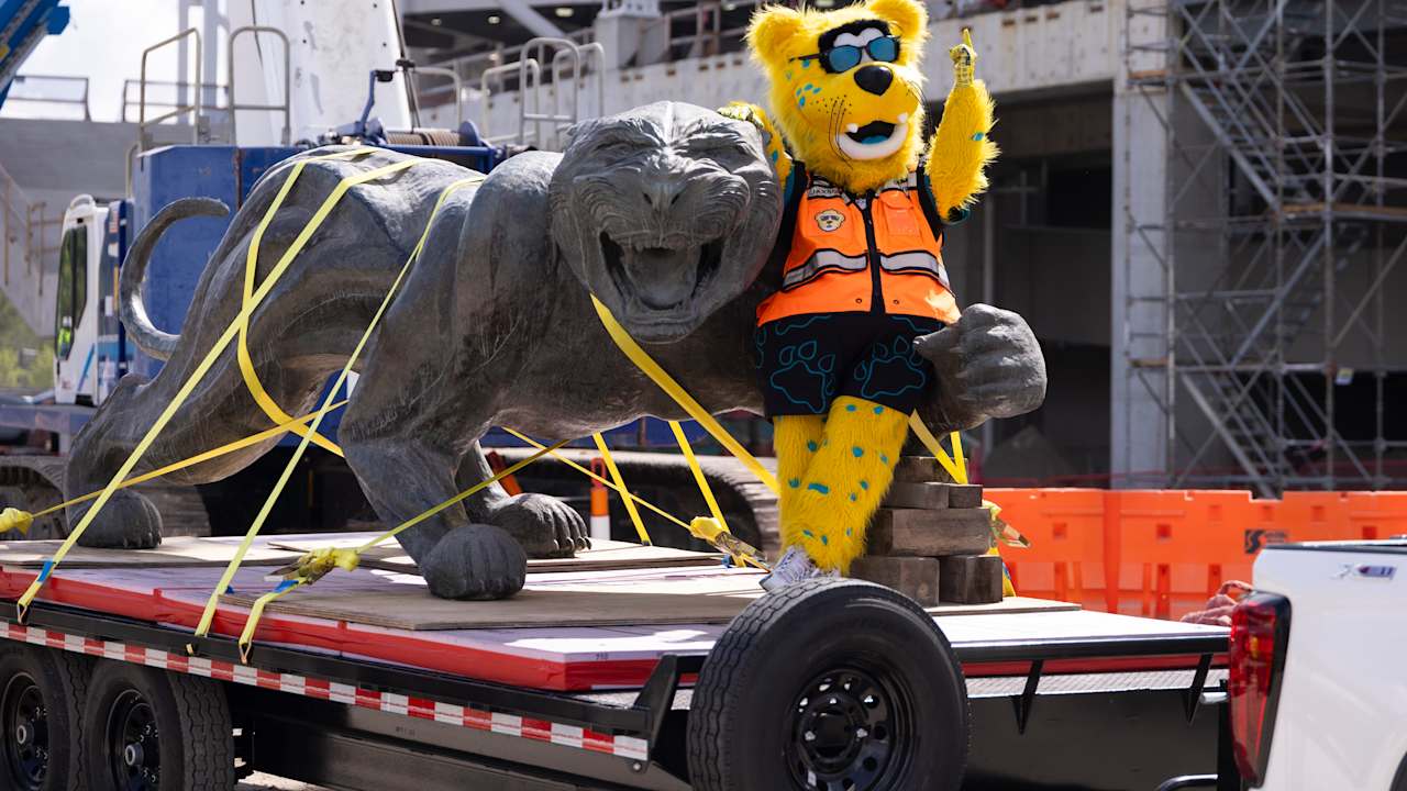TOUCHDOWN Statue On the Move