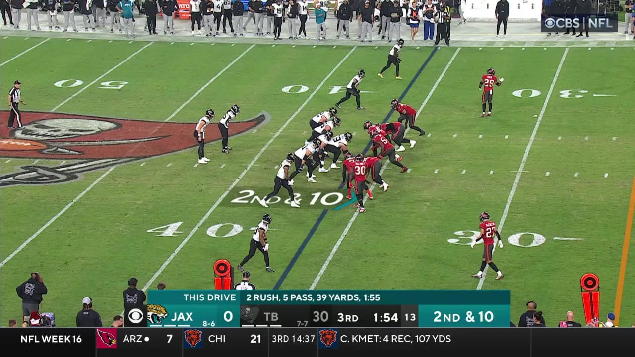 Lawrence Flees Muddy Pocket on 12-Yard Dash to Sideline