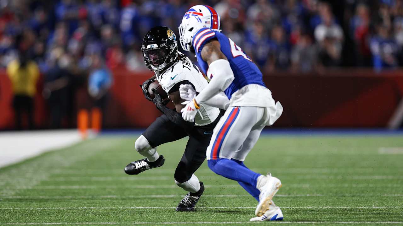 Highlight: Brian Thomas Jr. Fights for 17 Yards