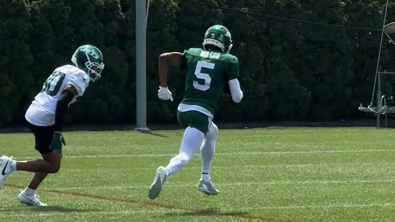 Training Camp Highlight | Justin Fields Flips Pass to Garrett Wilson ...