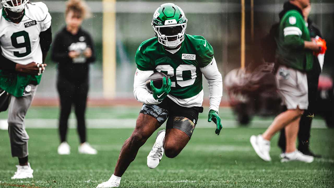 Jets OTA Practice Highlight | Justin Fields Throws to Breece Hall for a ...