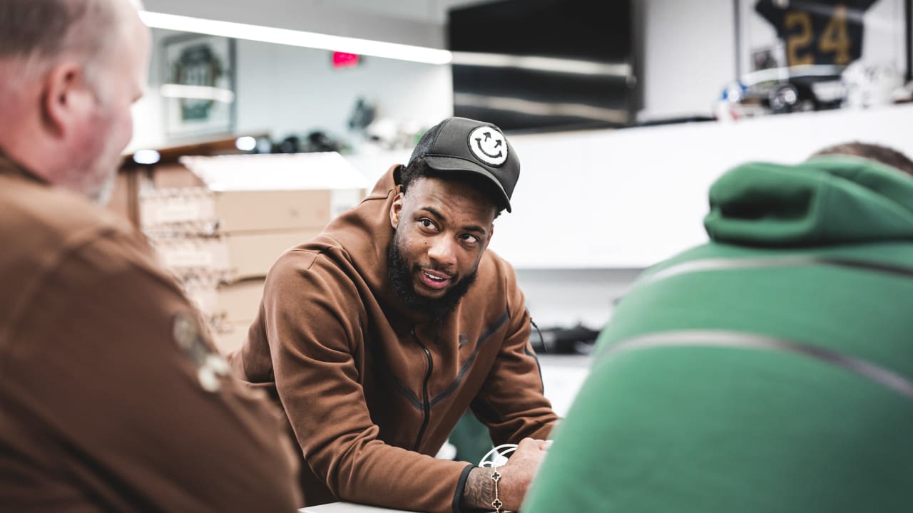 Gallery | Mike Williams Tours 1 Jets Drive for the First Time