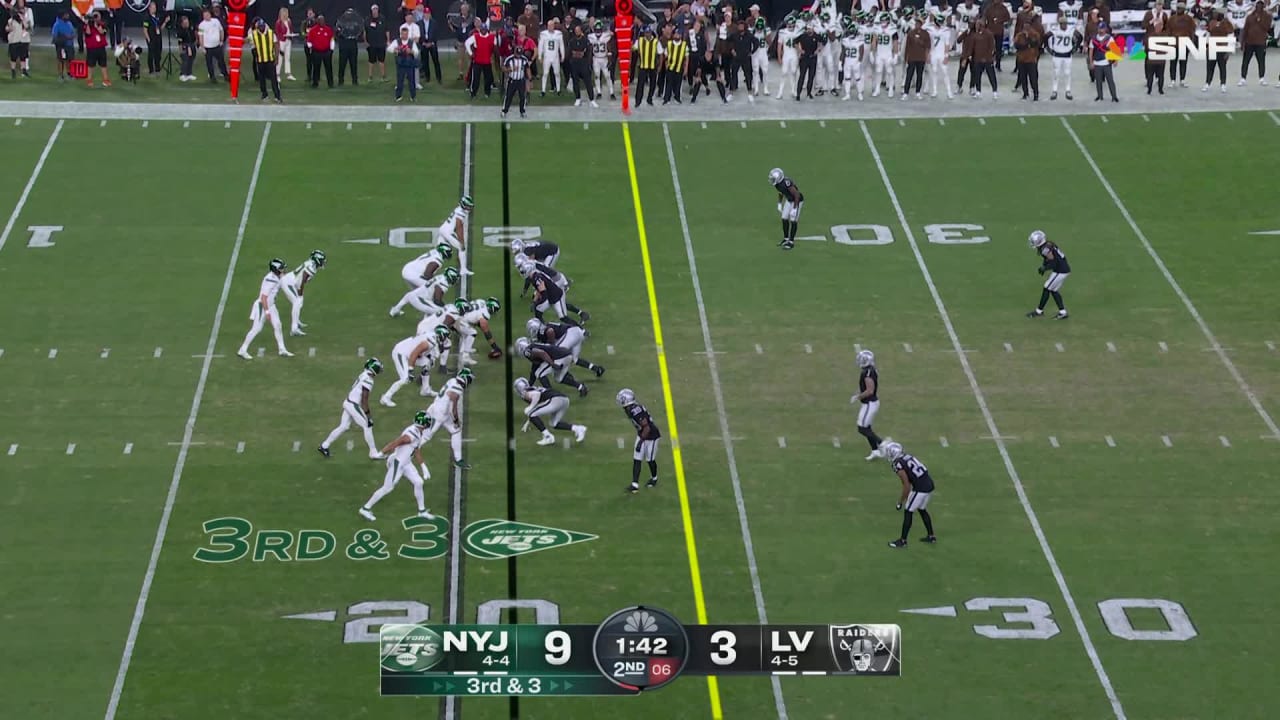 Highlight | Zach Wilson Shows Mobility on 20-Yard Scramble on Third Down