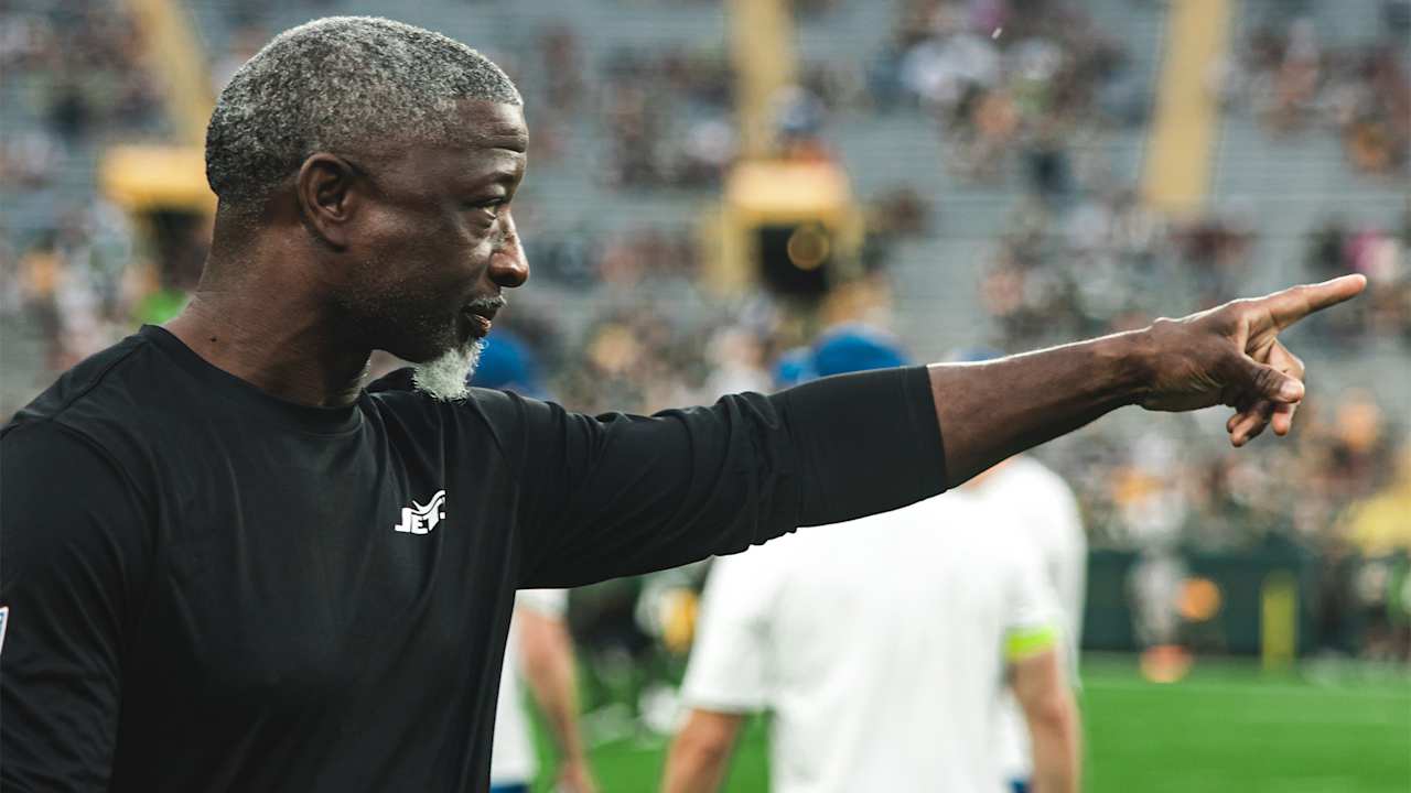 Halftime Interview | Aaron Glenn Gives Thoughts On First Half vs Packers