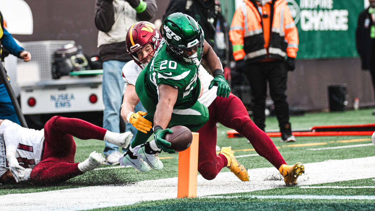 Jets Running Back Breece Hall Gifts Jets Christmas Eve Win with Big ...