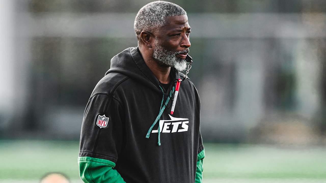 Jets HC Aaron Glenn Will Keep His Starting QB Decision 'Close to the Vest'