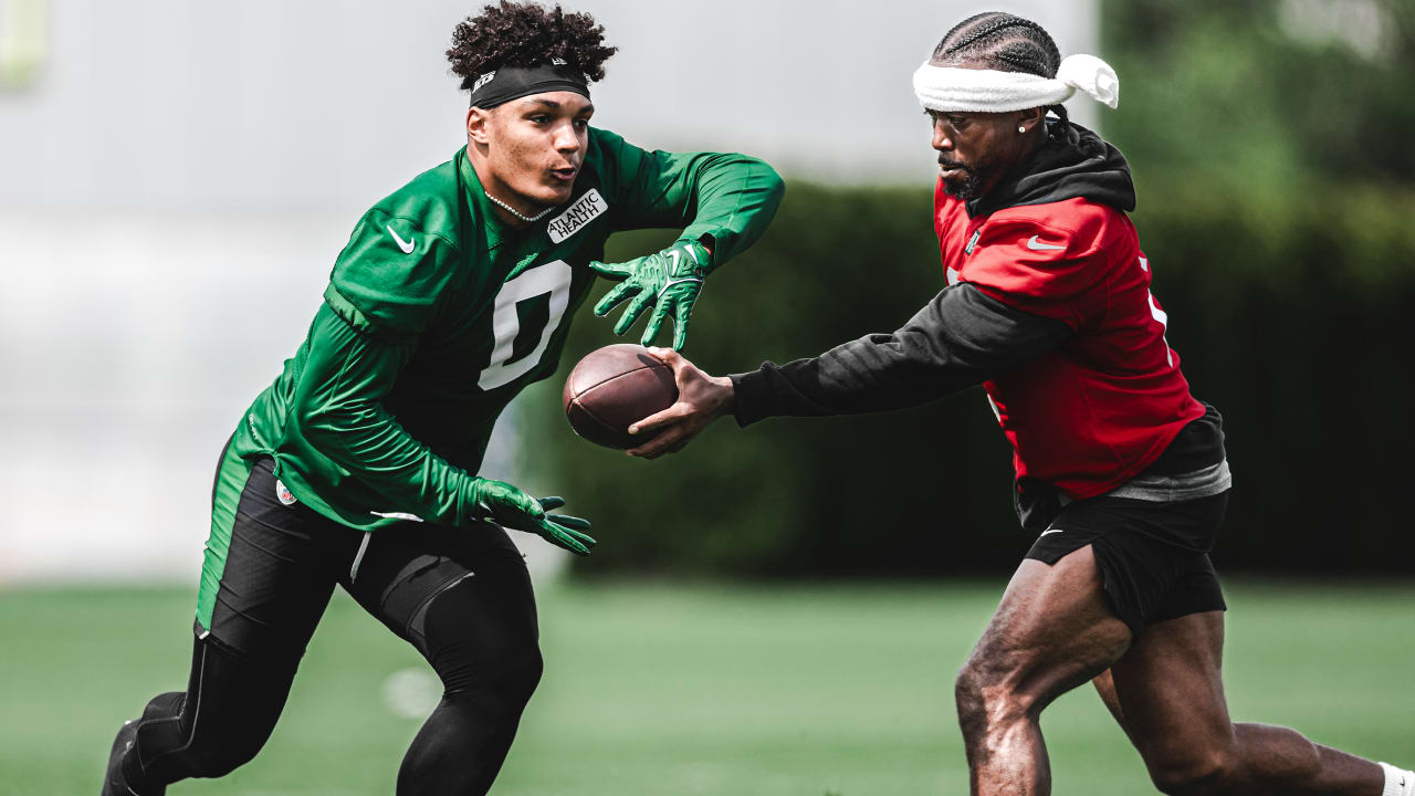 Gallery | Jets Rookies Hit the Field with the Veterans