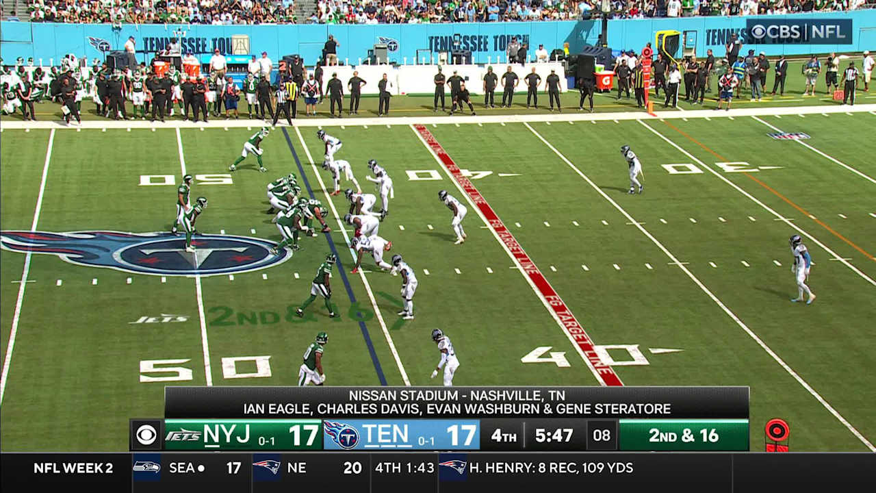 Highlight | Mike Williams Comes Down with Acrobatic 19-Yard Catch