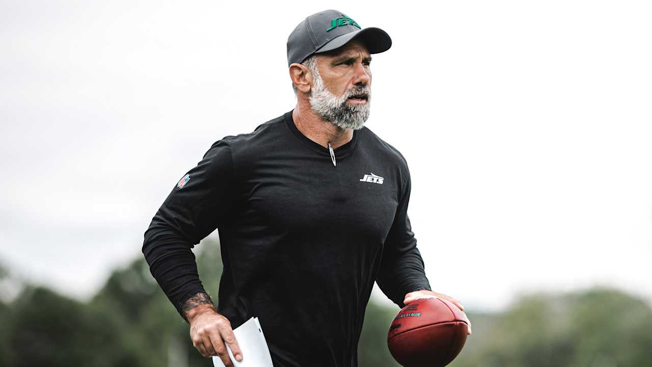 Jets Interim Head Coach Jeff Ulbrich Tells Jets Players to 'Lock Arms'