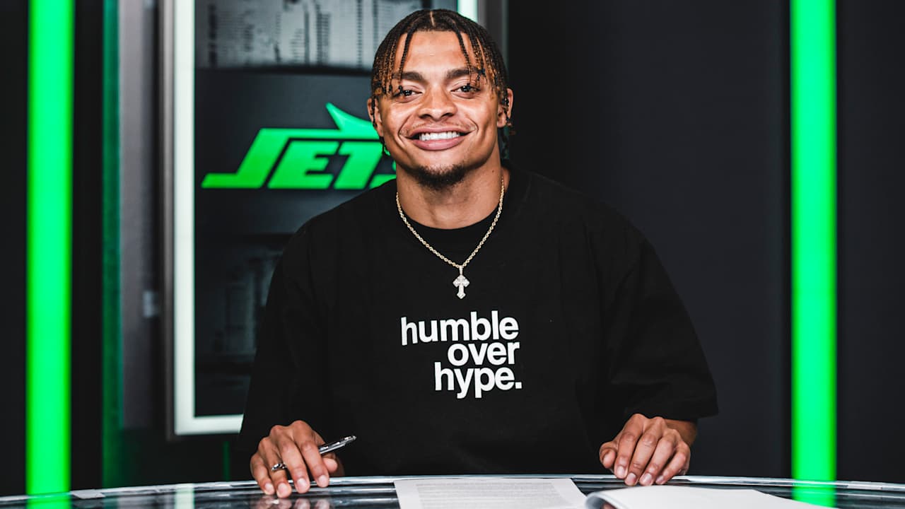 Justin Fields Joins Forces with a Former Foe, Jets Head Coach Aaron Glenn