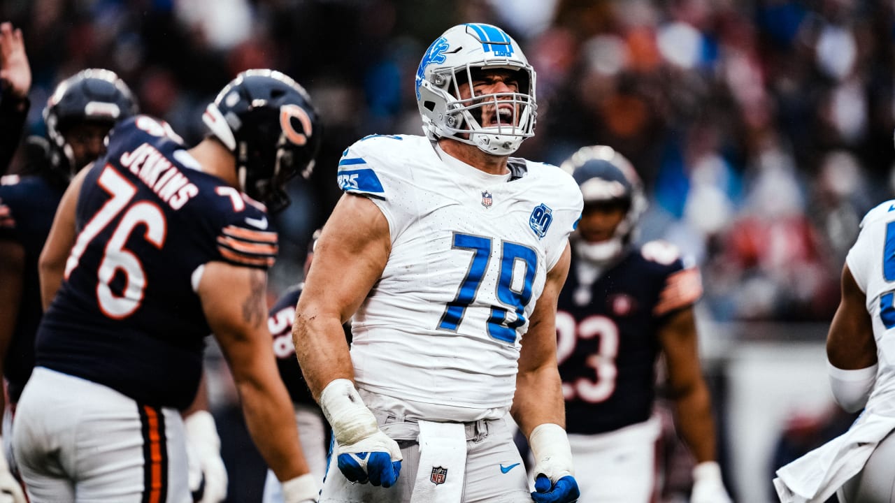 HIGHLIGHT: Cominsky gets to Fields for sack