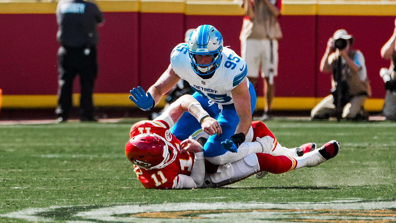 HIGHLIGHT: Betts bears down on Wentz for third-down sack