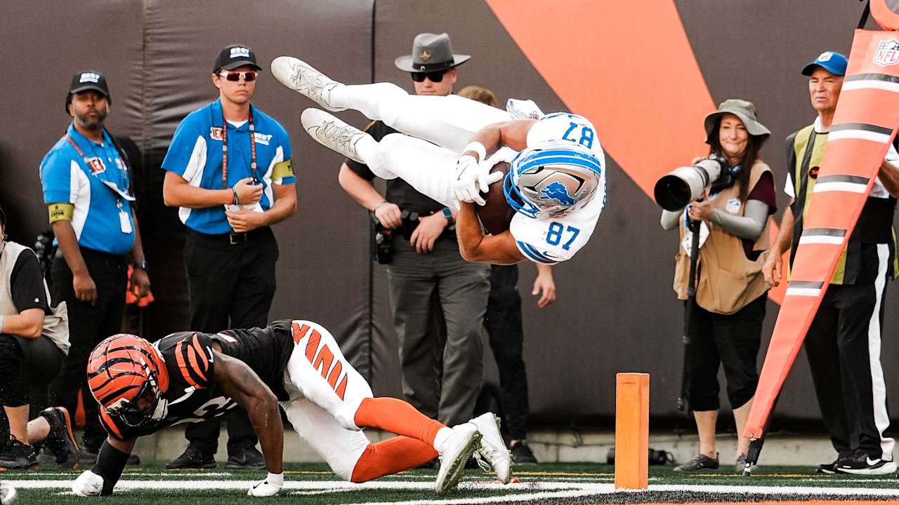 HIGHLIGHT: Goff finds LaPorta, who corkscrews into end zone for the TD