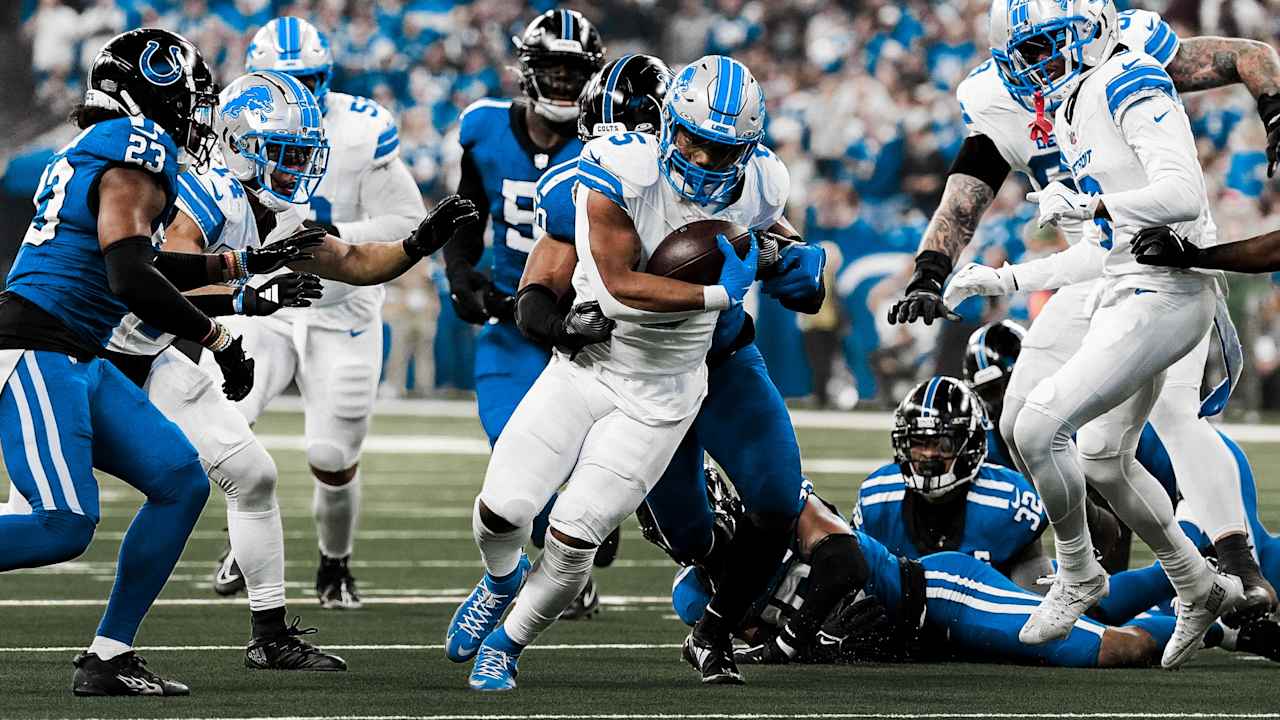 HIGHLIGHT: Montgomery takes defenders with him on powerful 13-yard burst