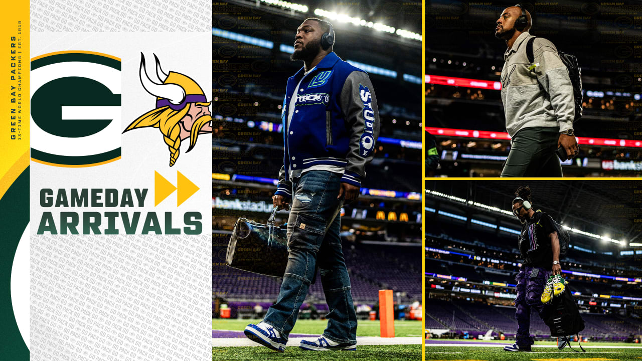 Packers players walk across field ahead of SNF vs. Vikings